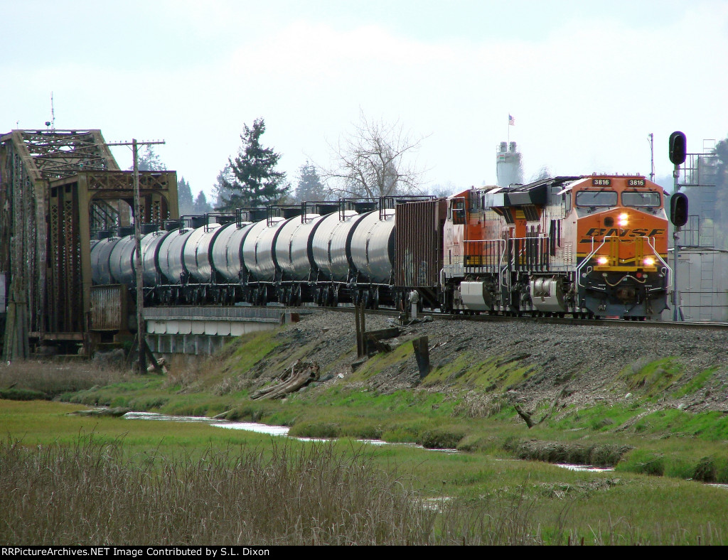 BNSF 3816 North at Bridge 37.8